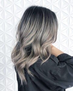 9 Idea Warna Rambut Ash Grey Wanita Cantik 2025